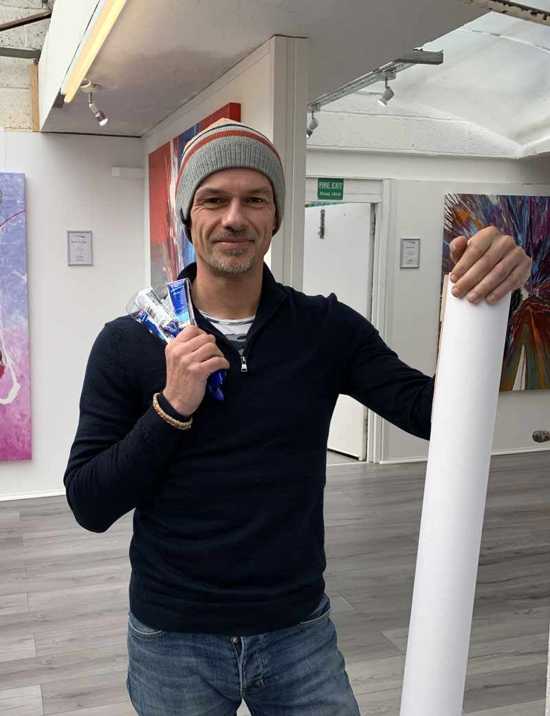 About Swarez; a professional abstract artist from the UK